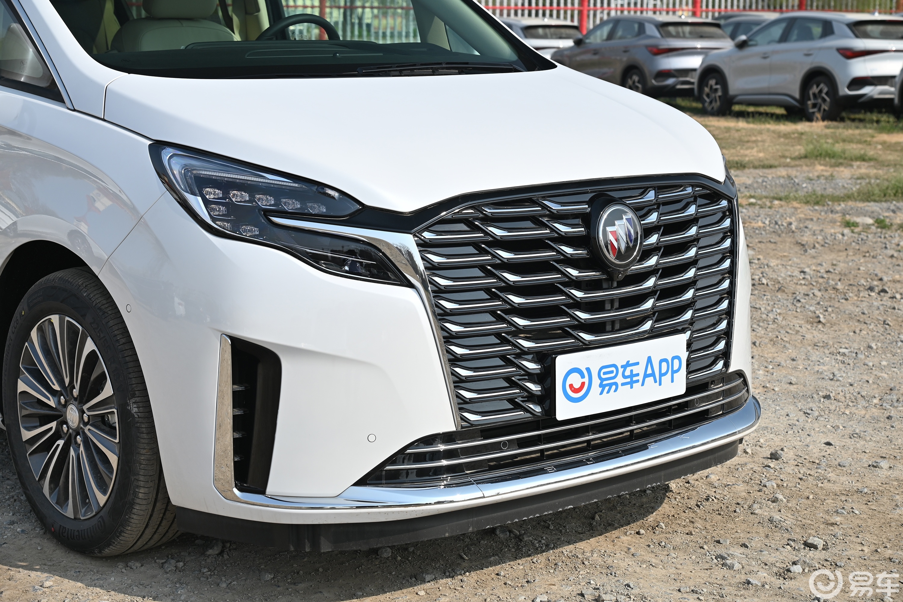 【别克GL8ES陆尊 2.0T 豪华型 7座前格栅侧俯拍图片-汽车图片大全】-易车