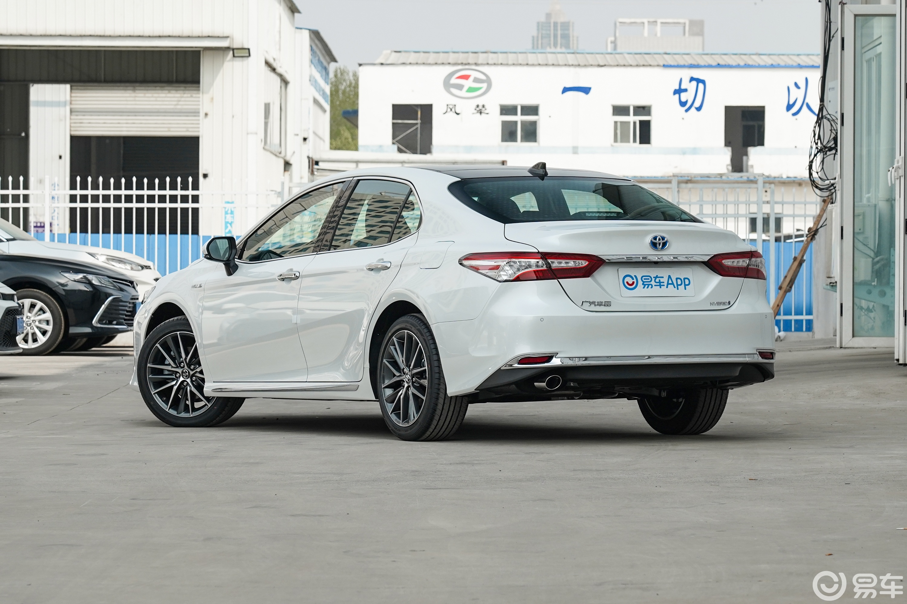 【凯美瑞双擎 2.5HG 豪华版侧后45度车头向左水平图片-汽车图片大全】-易车