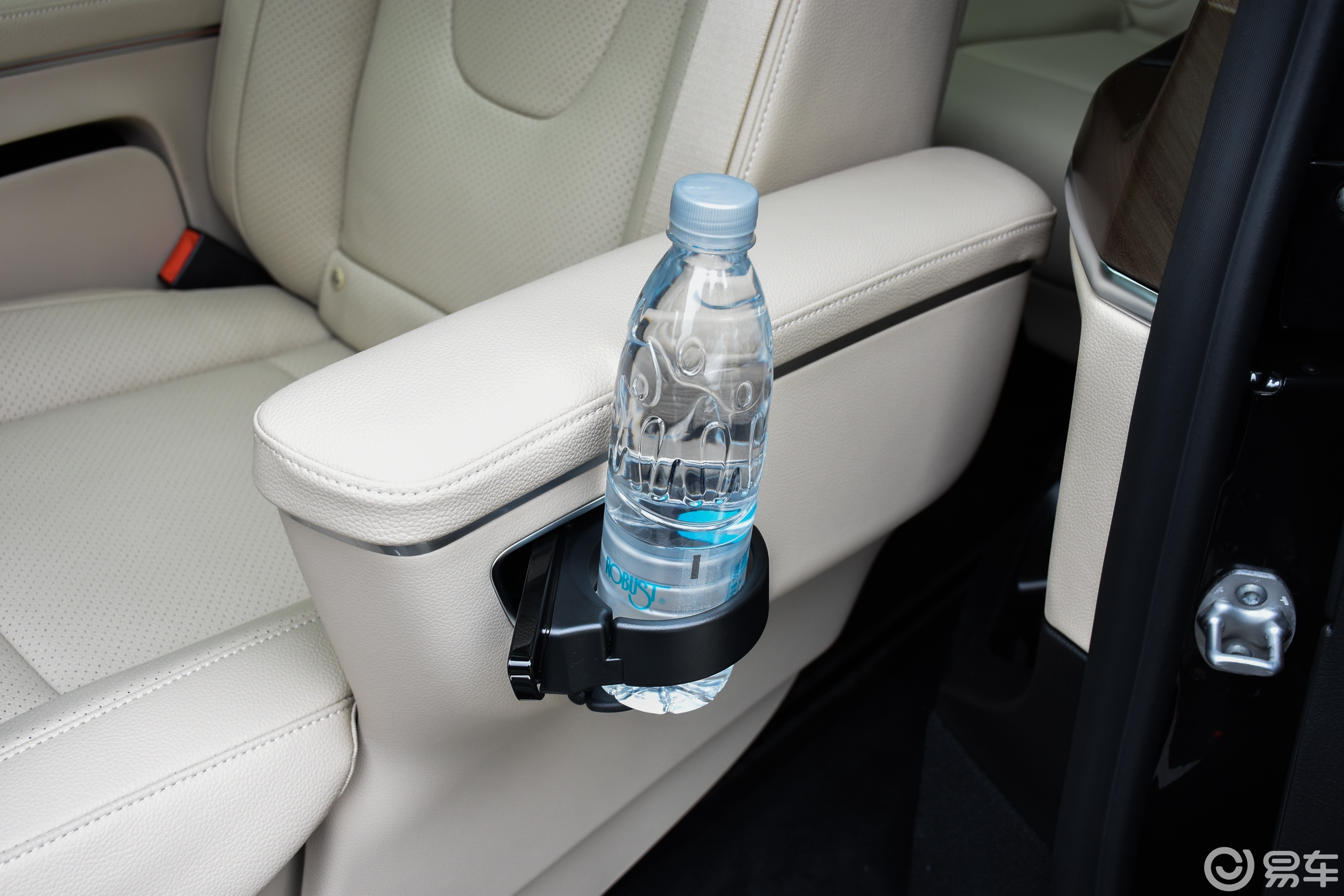 【奔驰V级V 260 L 尊贵版后排杯架图片-汽车图片大全】-易车