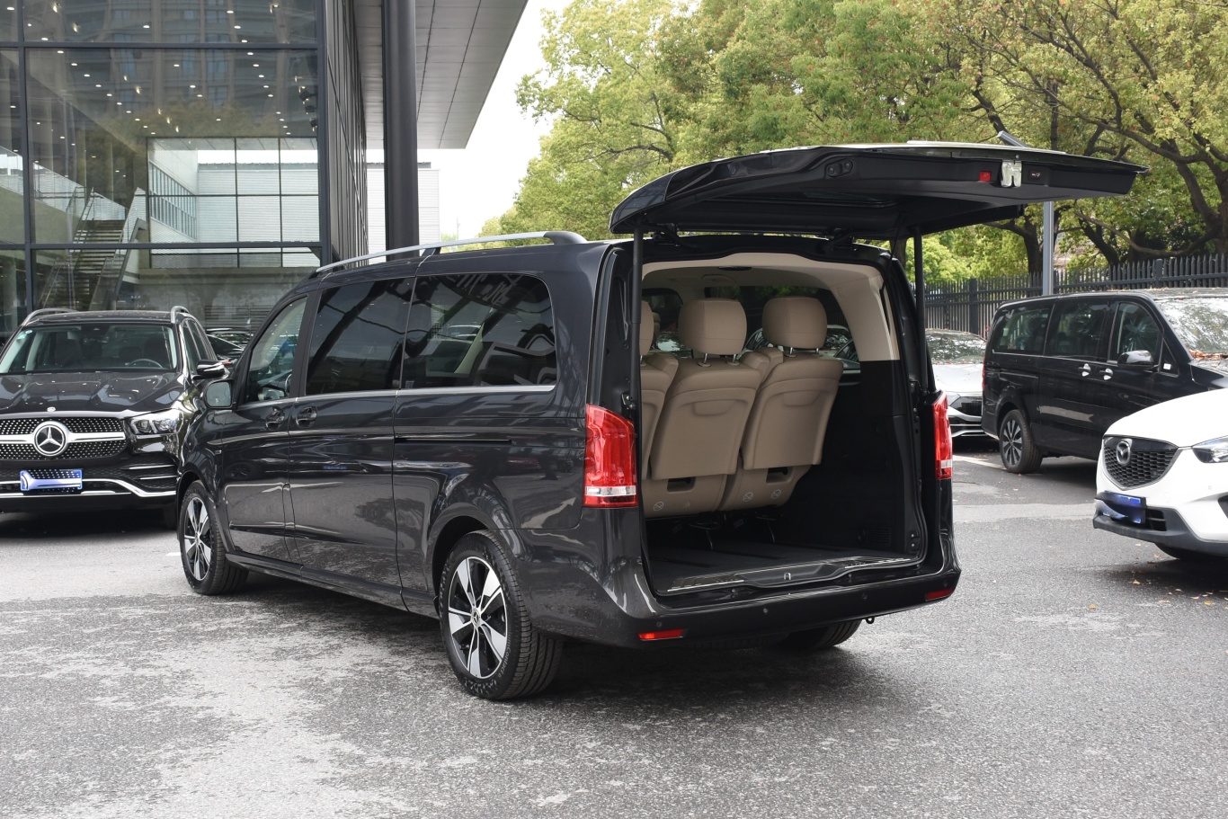 【奔驰V级V 260 L 尊贵版后备厢开启45度侧拍图片-汽车图片大全】-易车