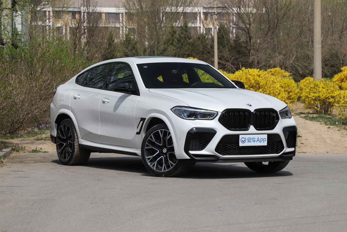 【宝马X6 M50周年版 X6 M侧前45度车头向右水平图片-汽车图片大全】-易车