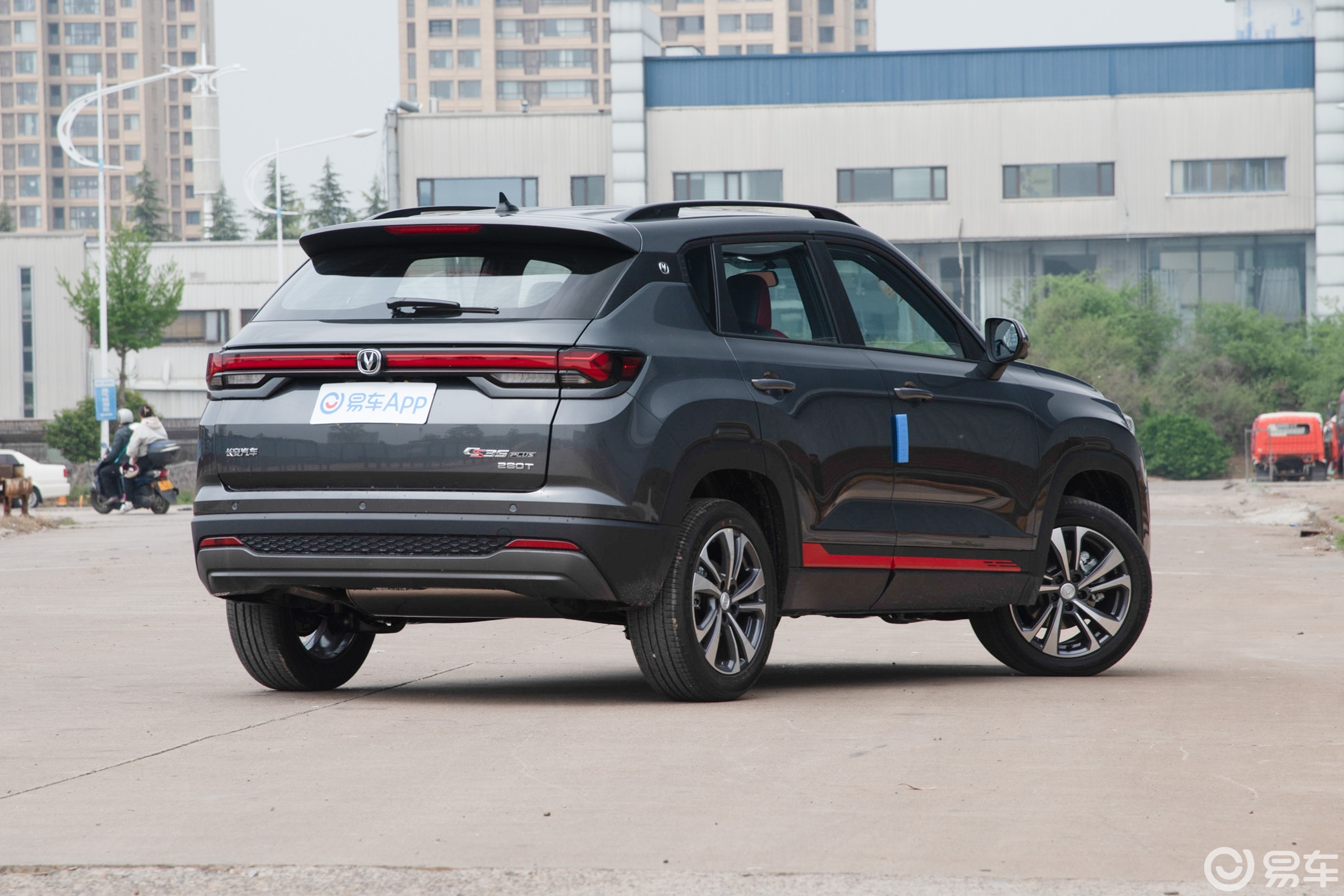 【长安CS35PLUS畅享版 蓝鲸NE 1.4T 豪华型侧后45度车头向右水平图片-汽车图片大全】-易车