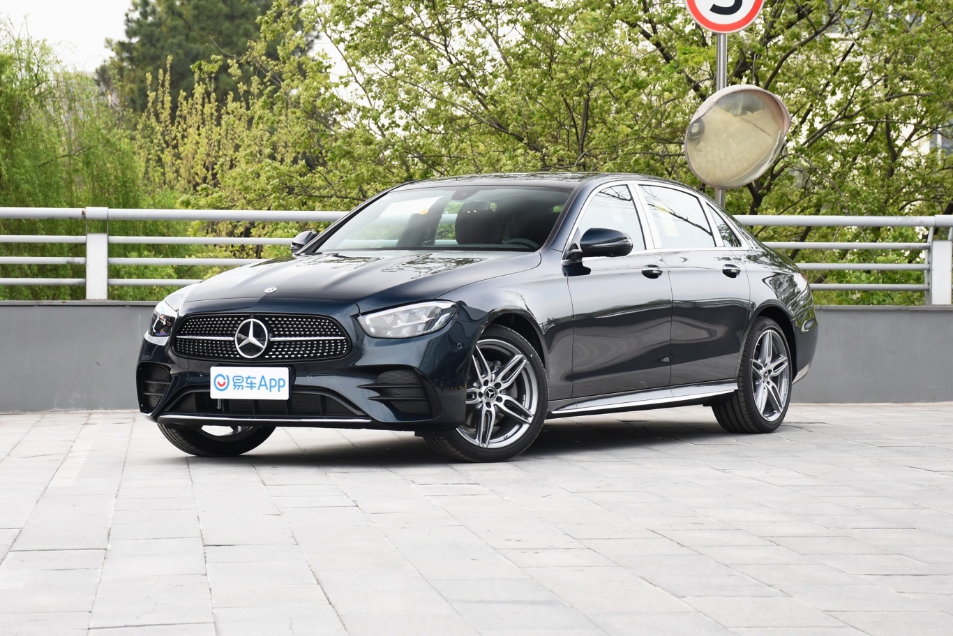 【奔驰E级改款 E 300 L 运动豪华型侧前45度车头向左水平图片-汽车图片大全】-易车