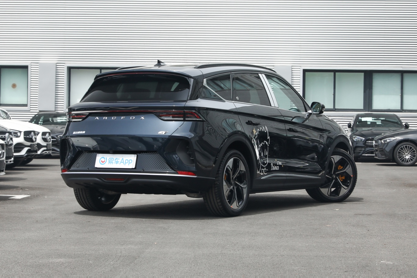 【极狐 阿尔法T653S+ 小王子联名版 电机160kW侧后45度车头向右水平图片-汽车图片大全】-易车