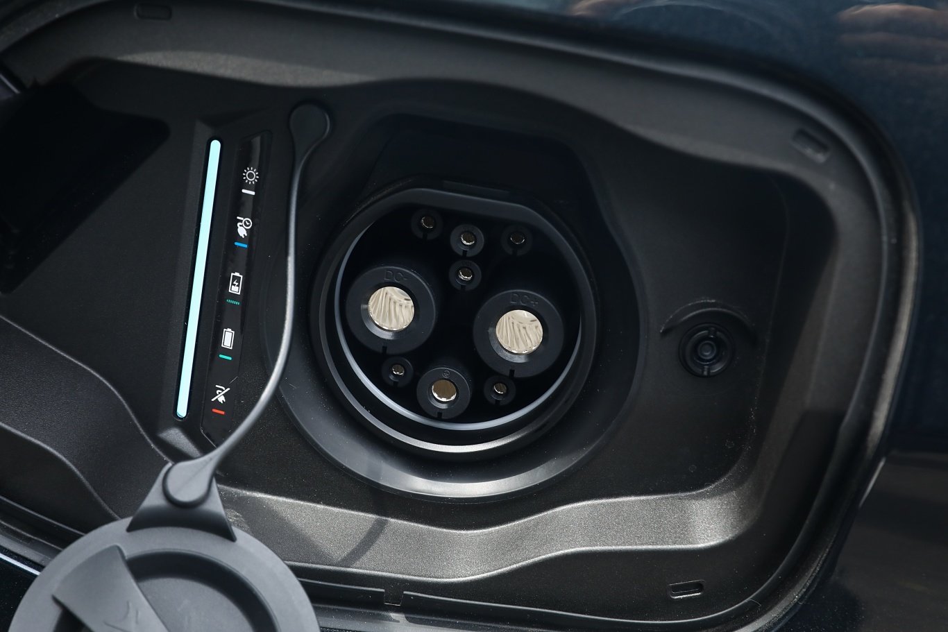 【极狐 阿尔法T653S+ 小王子联名版 电机160kW快充充电口图片-汽车图片大全】-易车