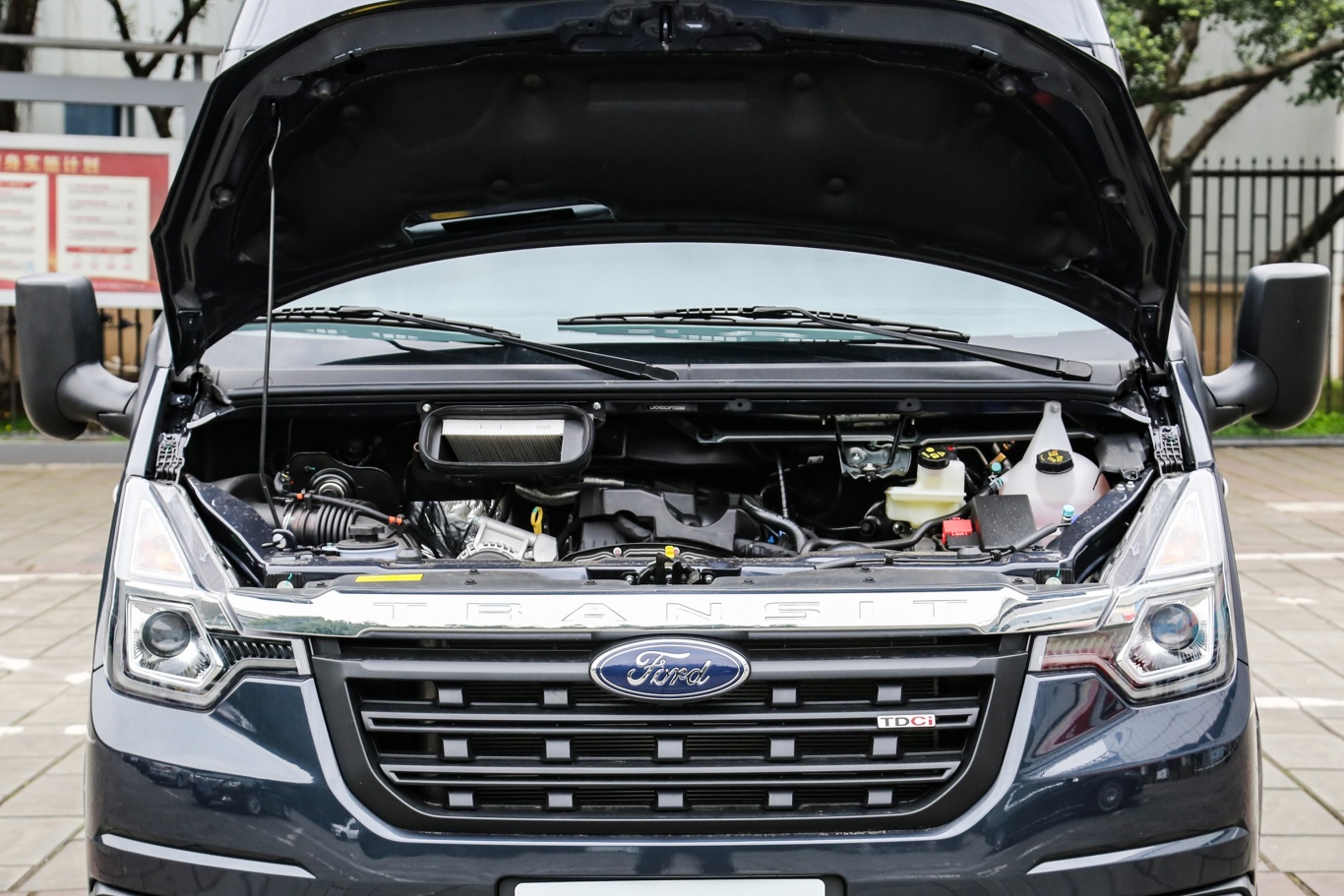 【新世代全顺Pro 2.2T AMT中轴高顶物流车 7座发动机舱整体图片-汽车图片大全】-易车