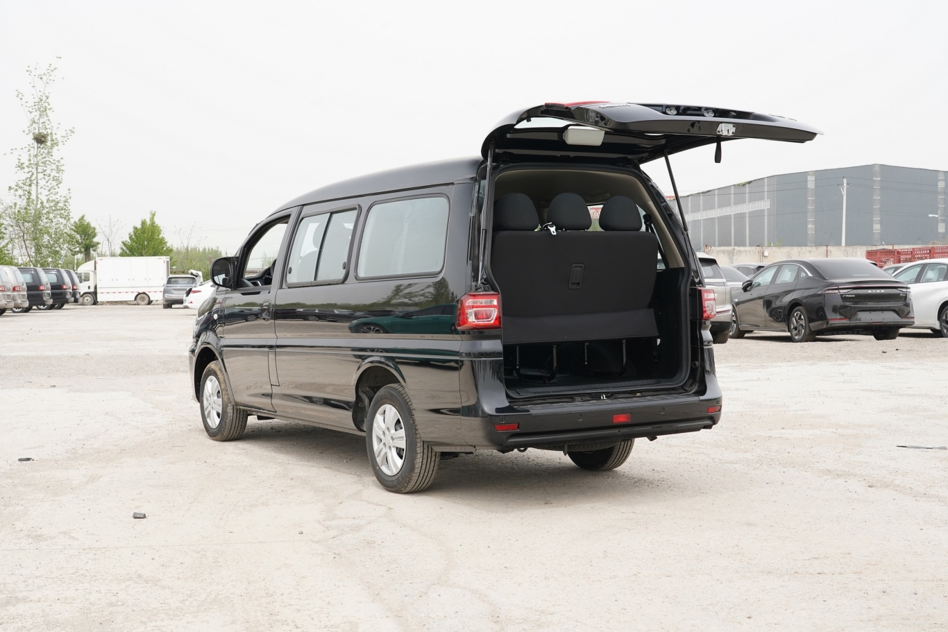 【菱智M5L 1.6L 舒适型 9座后备厢开启45度侧拍图片-汽车图片大全】-易车