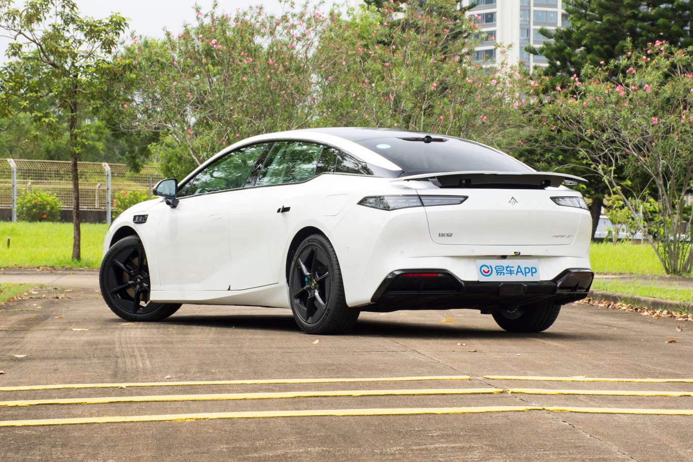 【昊铂GT710km 超充MAX版侧后45度车头向左水平图片-汽车图片大全】-易车