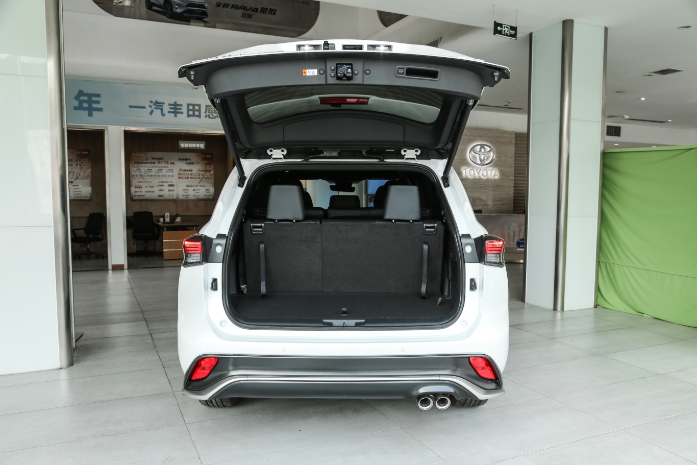 【皇冠陆放HEV 2.5L 四驱尊贵版 7座后备厢图片-汽车图片大全】-易车