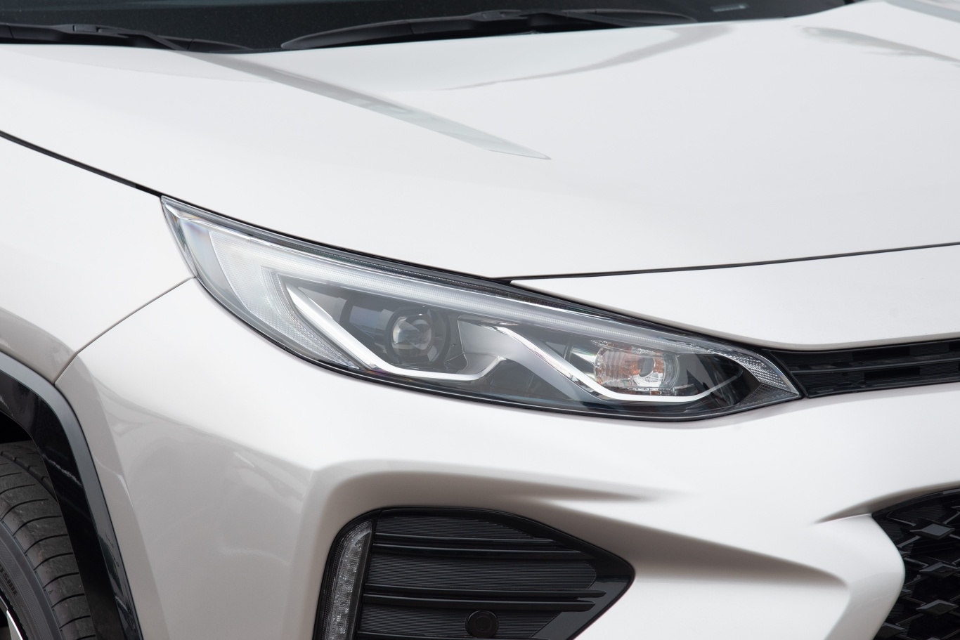 【威兰达 插电混动高性能版 2.5L 73km 四驱激擎版大灯侧45度俯拍图片-汽车图片大全】-易车