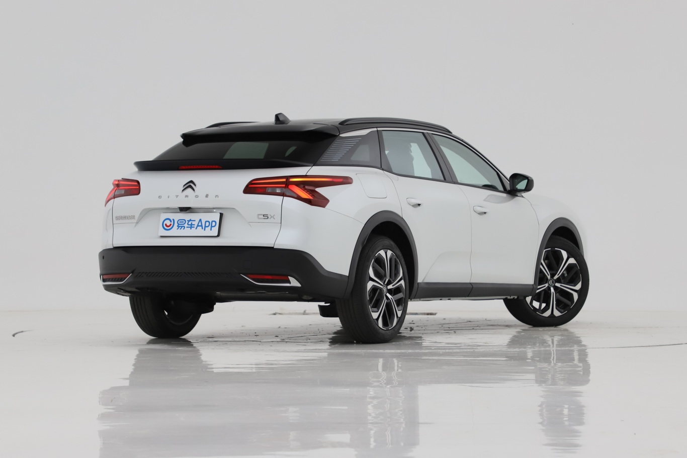 【凡尔赛C5 X1.6T 耀不凡侧后45度车头向右水平图片-汽车图片大全】-易车