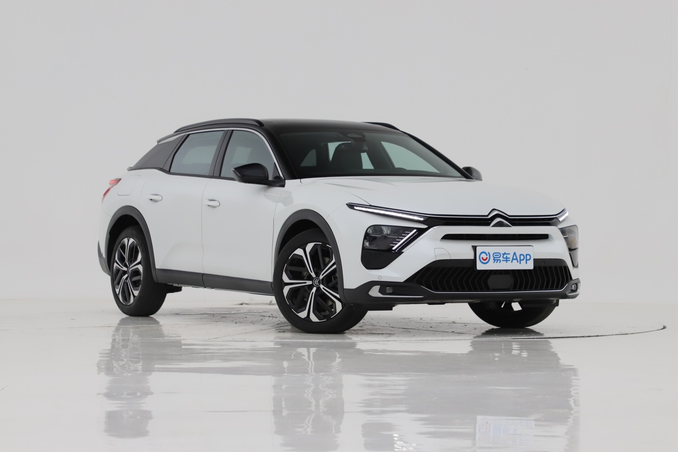 【凡尔赛C5 X1.6T 耀不凡侧前45度车头向右水平图片-汽车图片大全】-易车