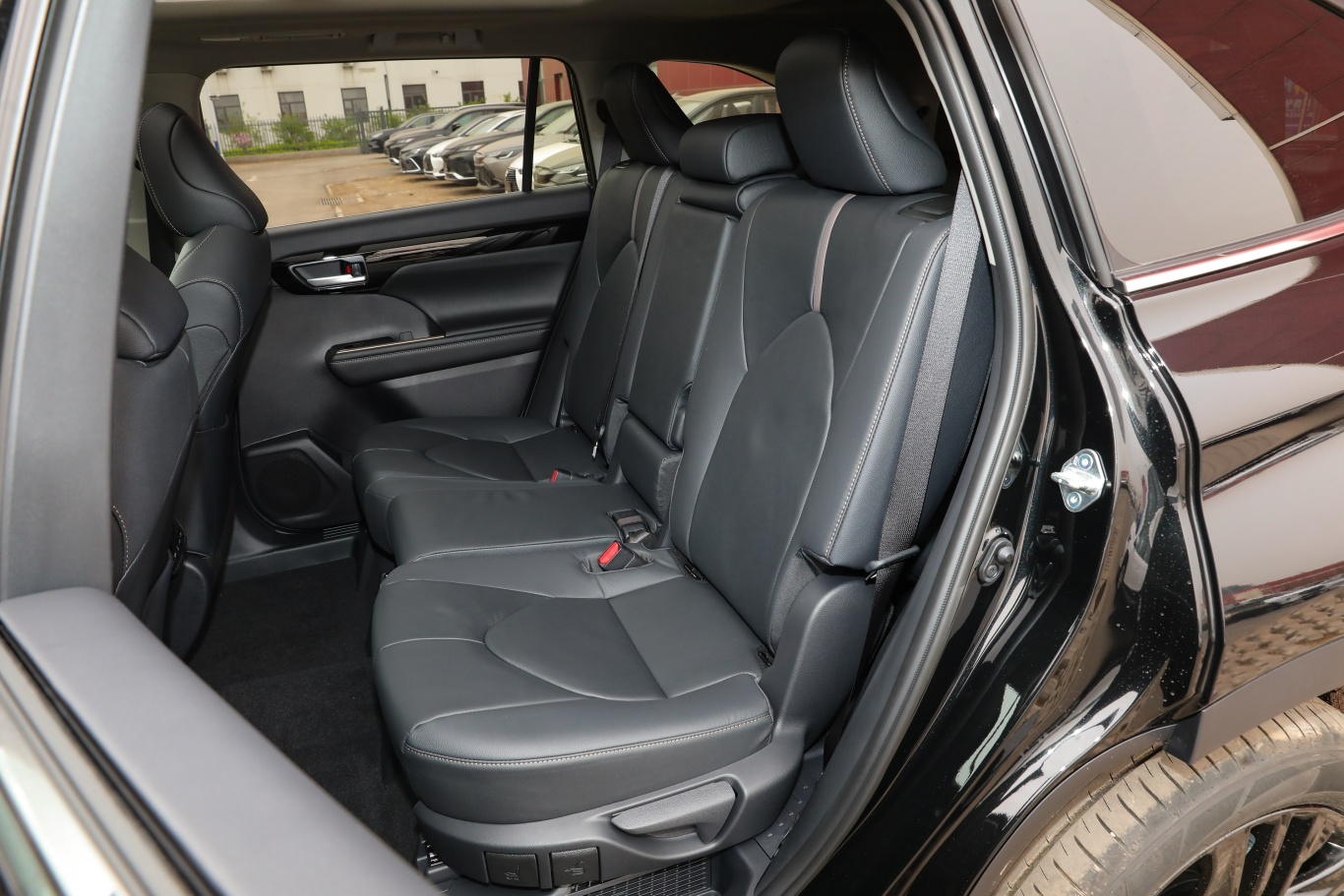 【汉兰达双擎 2.5L 四驱骑士版 7座后排座椅图片-汽车图片大全】-易车