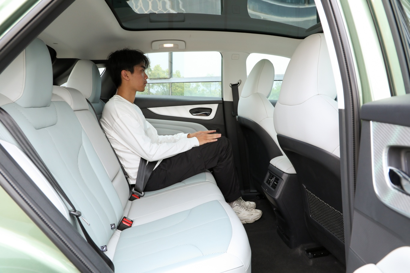 【启辰大V DD-i超混动110km iT版后排空间体验图片-汽车图片大全】-易车