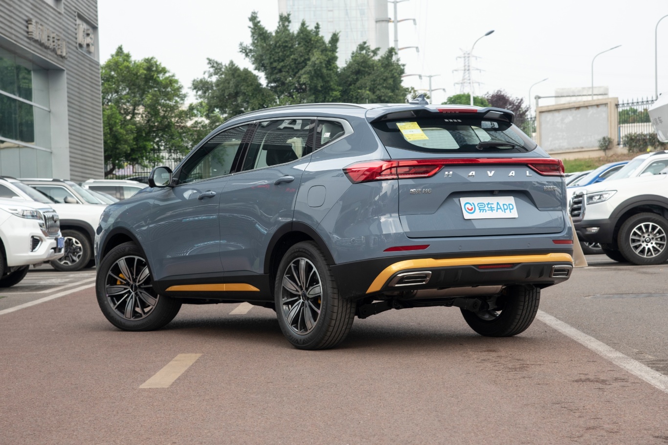 【哈弗H6国潮版 1.5T 两驱都市版侧后45度车头向左水平图片-汽车图片大全】-易车