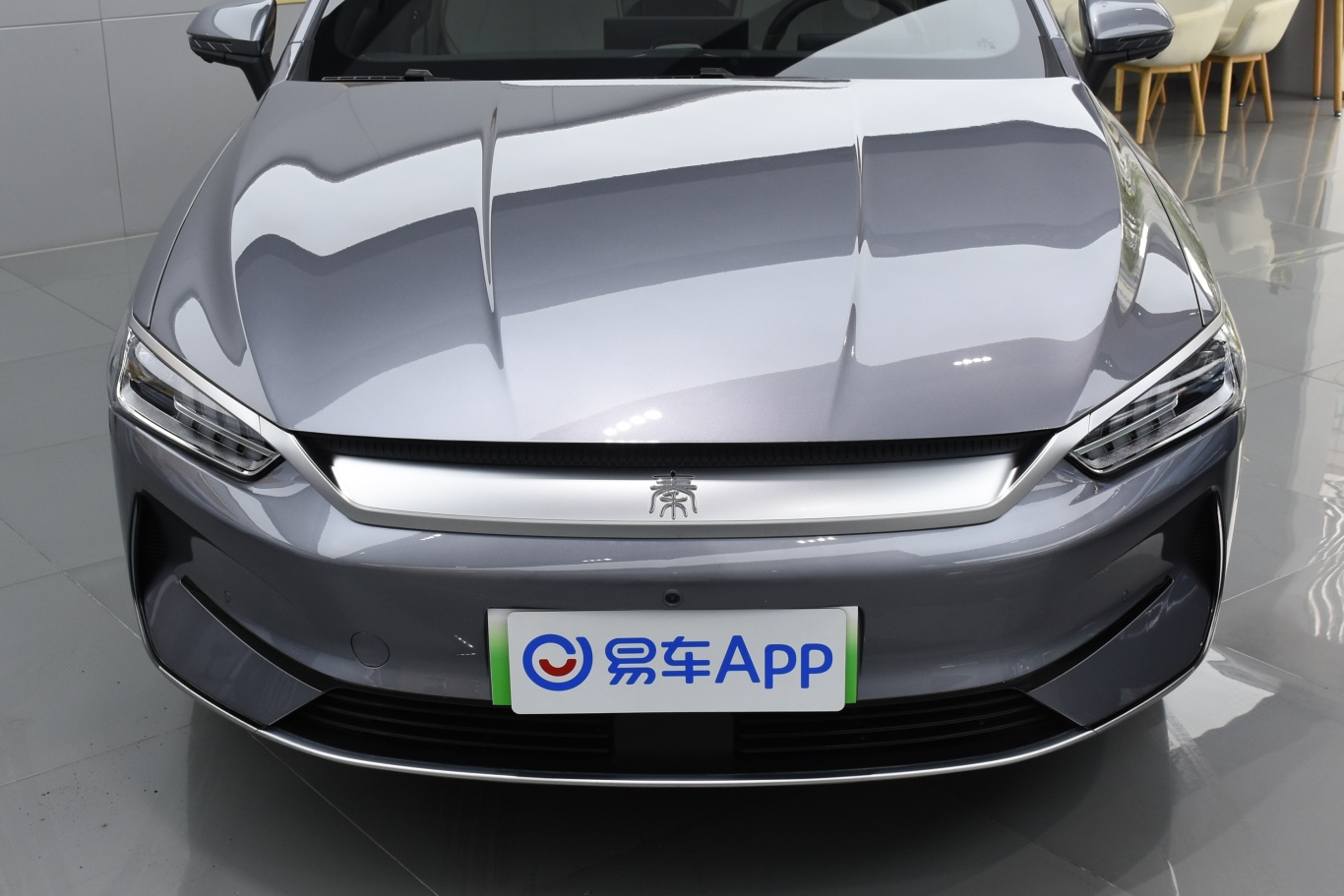 【秦PLUS新能源EV 冠军版 510km 卓越型前格栅侧俯拍图片-汽车图片大全】-易车