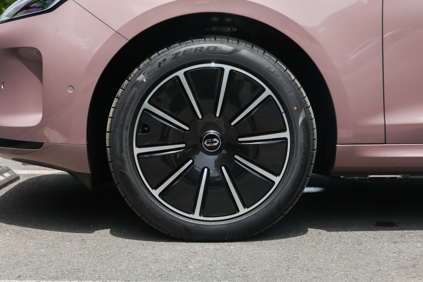 【问界M5纯电版 534km 四驱智驾版前轮毂造型图片-汽车图片大全】-易车