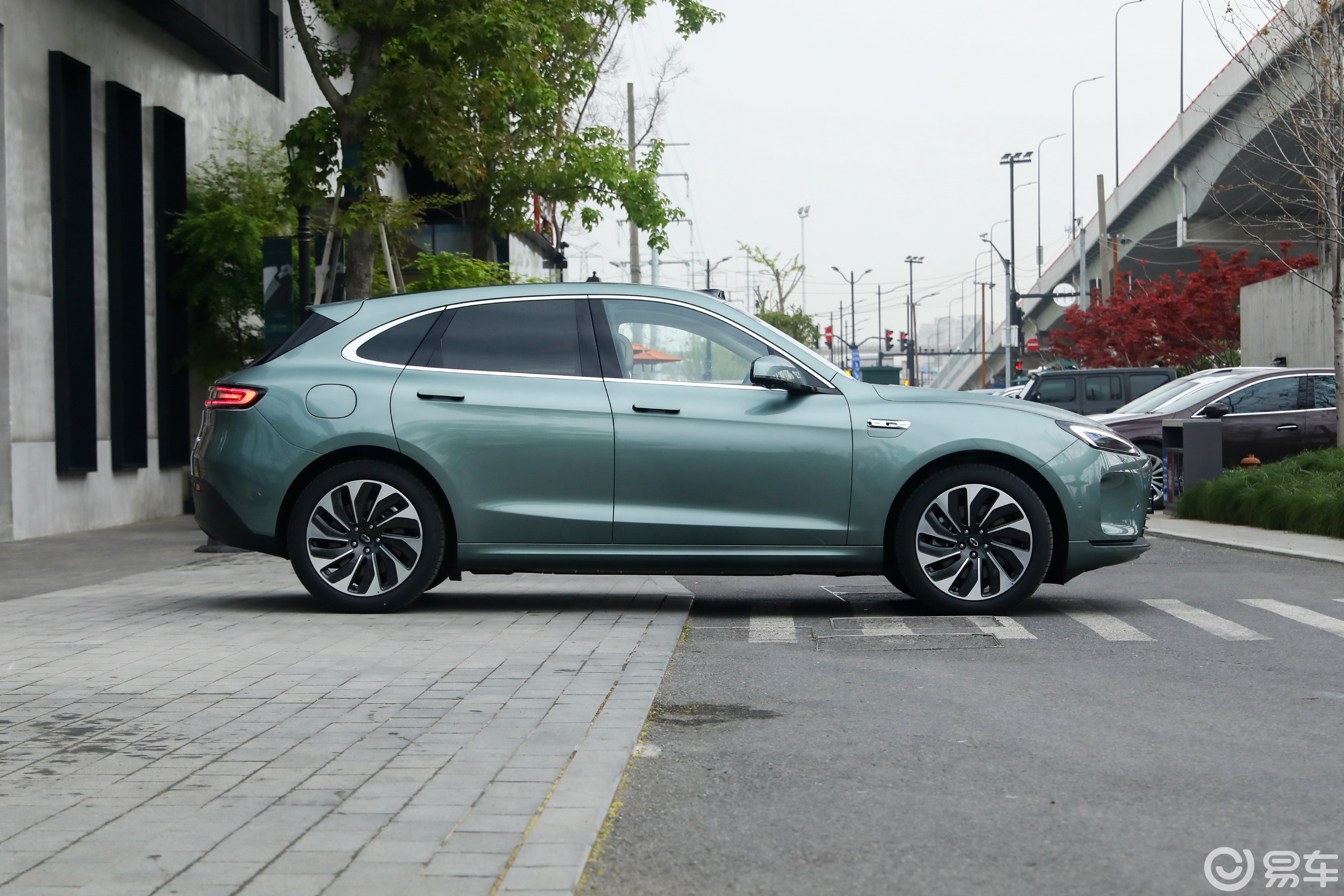 【问界M5增程版 230km 四驱智驾版正侧车头向右水平图片-汽车图片大全】-易车