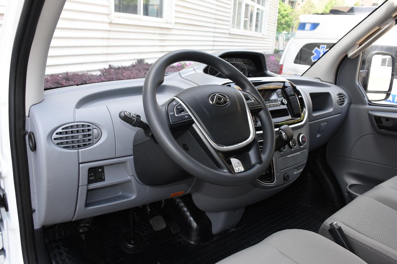 【上汽大通MAXUS V80城配王 2.0T AMT长轴中顶 3座内饰全景正拍图片-汽车图片大全】-易车