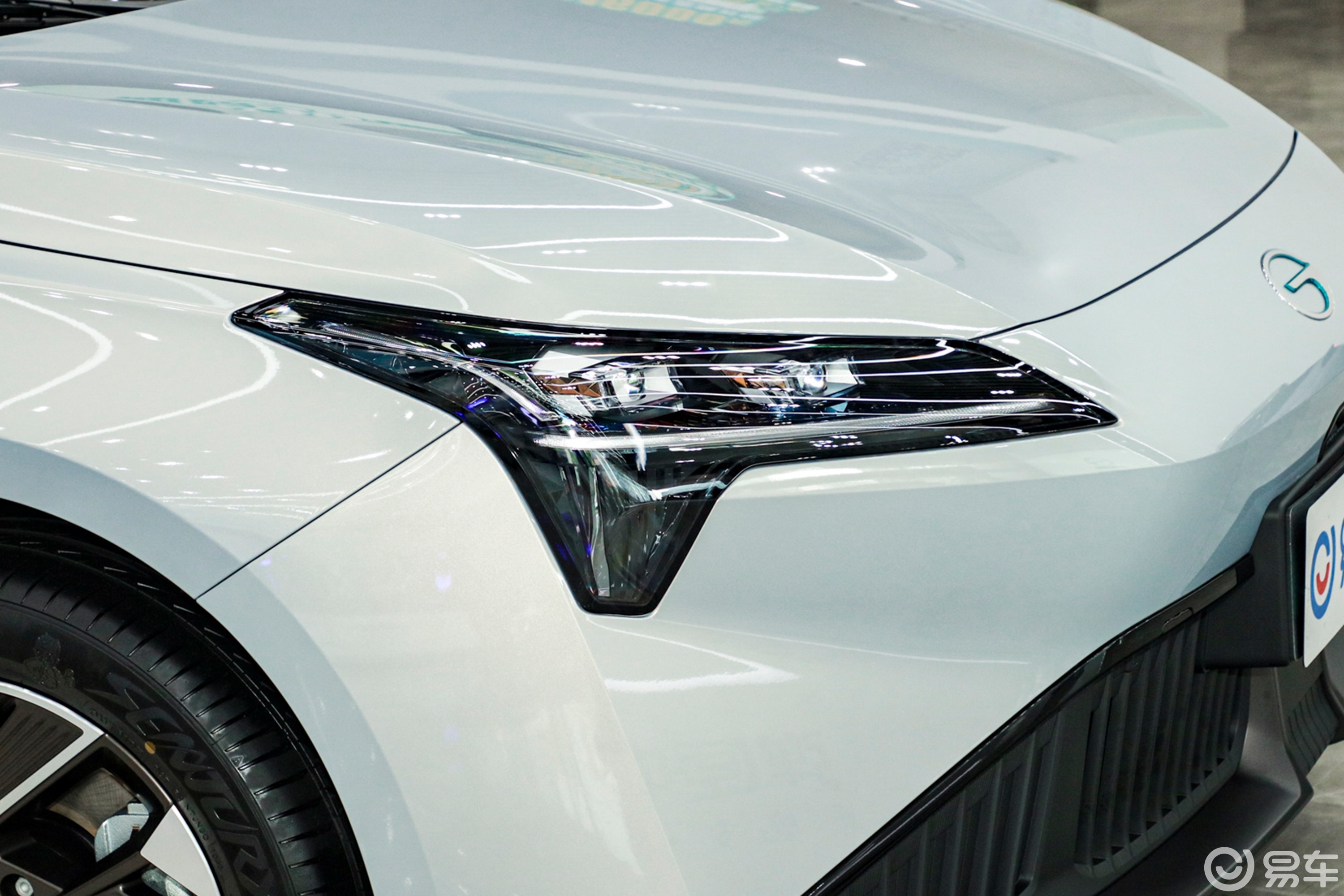 【AION SPlus 510km 70 乐享版 三元锂 58.8kWh大灯侧45度俯拍图片-汽车图片大全】-易车