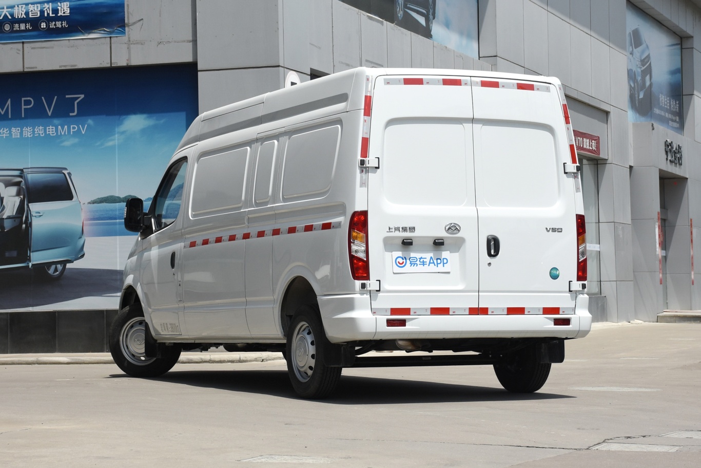 【上汽大通MAXUS 新途V80城配王 2.0T 手动长轴中顶 3座侧后45度车头向左水平图片-汽车图片大全】-易车