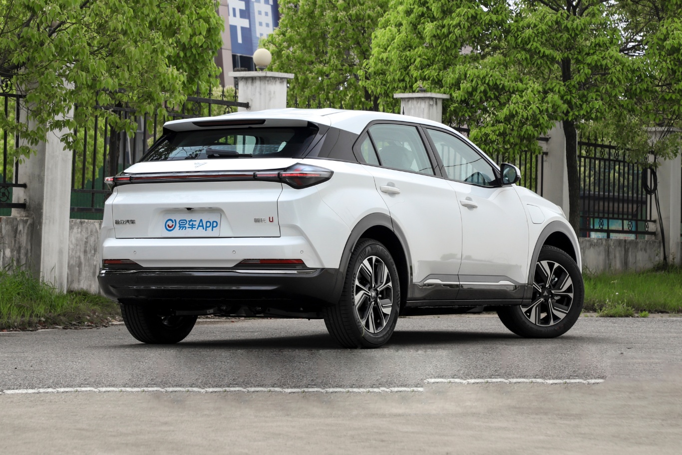 【哪吒U哪吒U-Ⅱ 501km U秀版 磷酸铁锂侧后45度车头向右水平图片-汽车图片大全】-易车