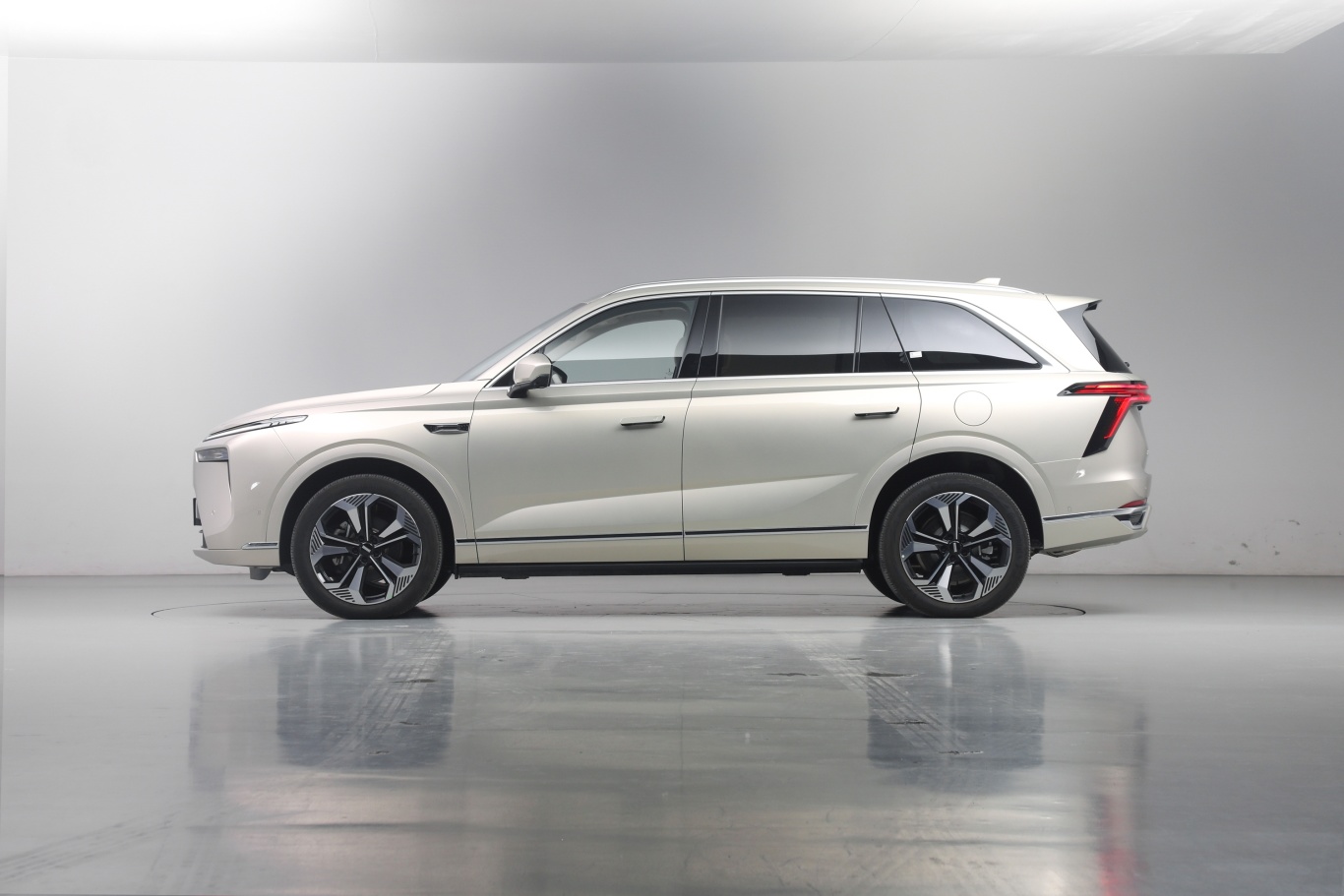 【魏牌蓝山1.5T 180km 四驱超长续航版正侧车头向左水平图片-汽车图片大全】-易车