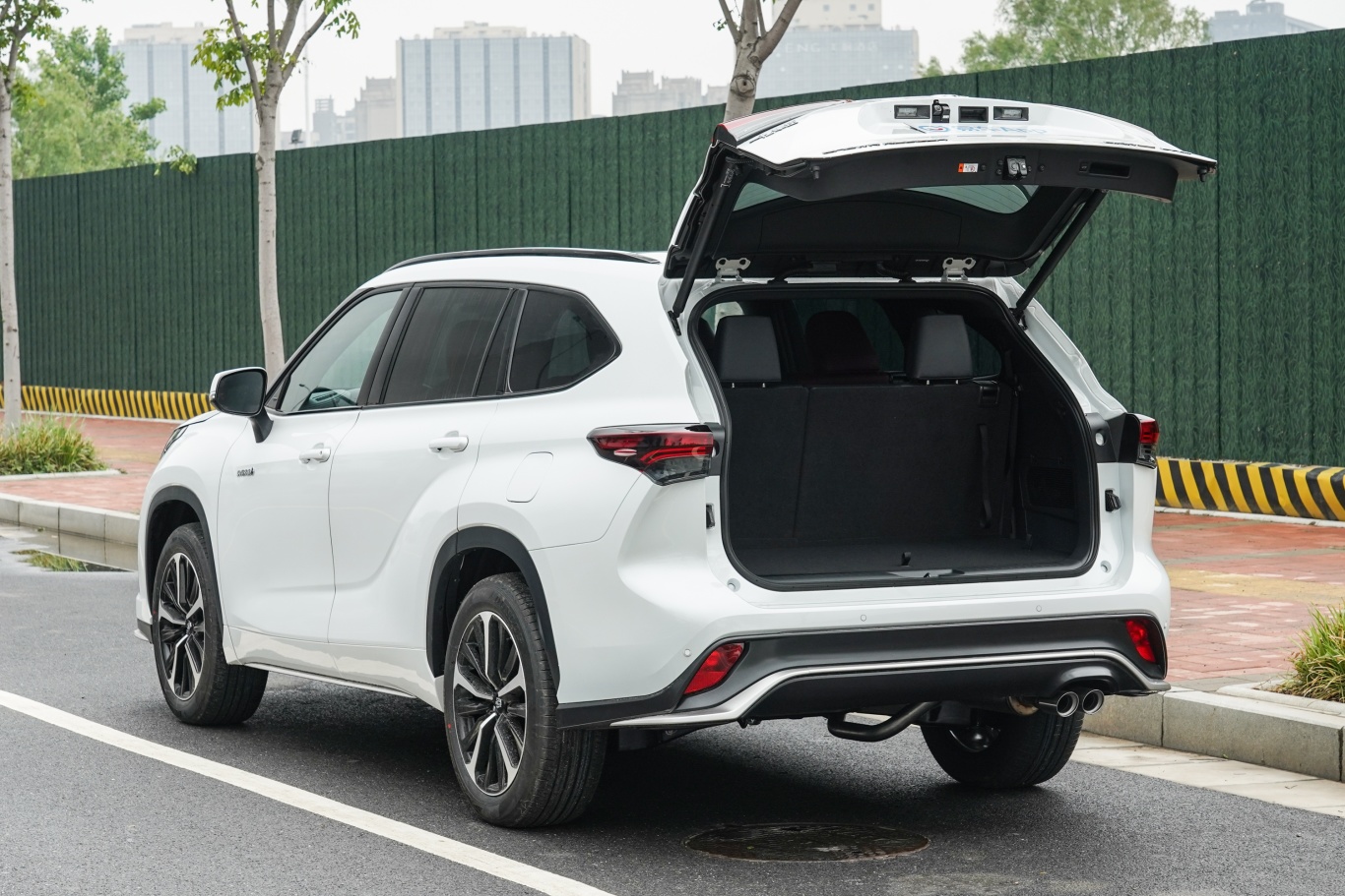 【皇冠陆放HEV 2.5L 四驱旗舰版 7座后备厢图片-汽车图片大全】-易车