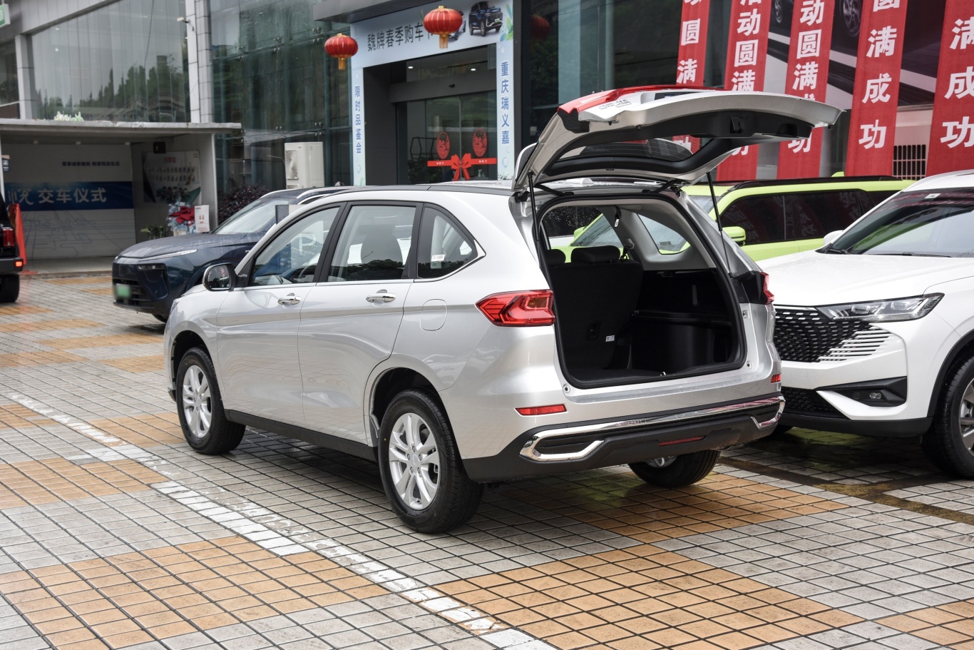 【哈弗M6PLUS 1.5T 手动精英智联型后备厢开启45度侧拍图片-汽车图片大全】-易车