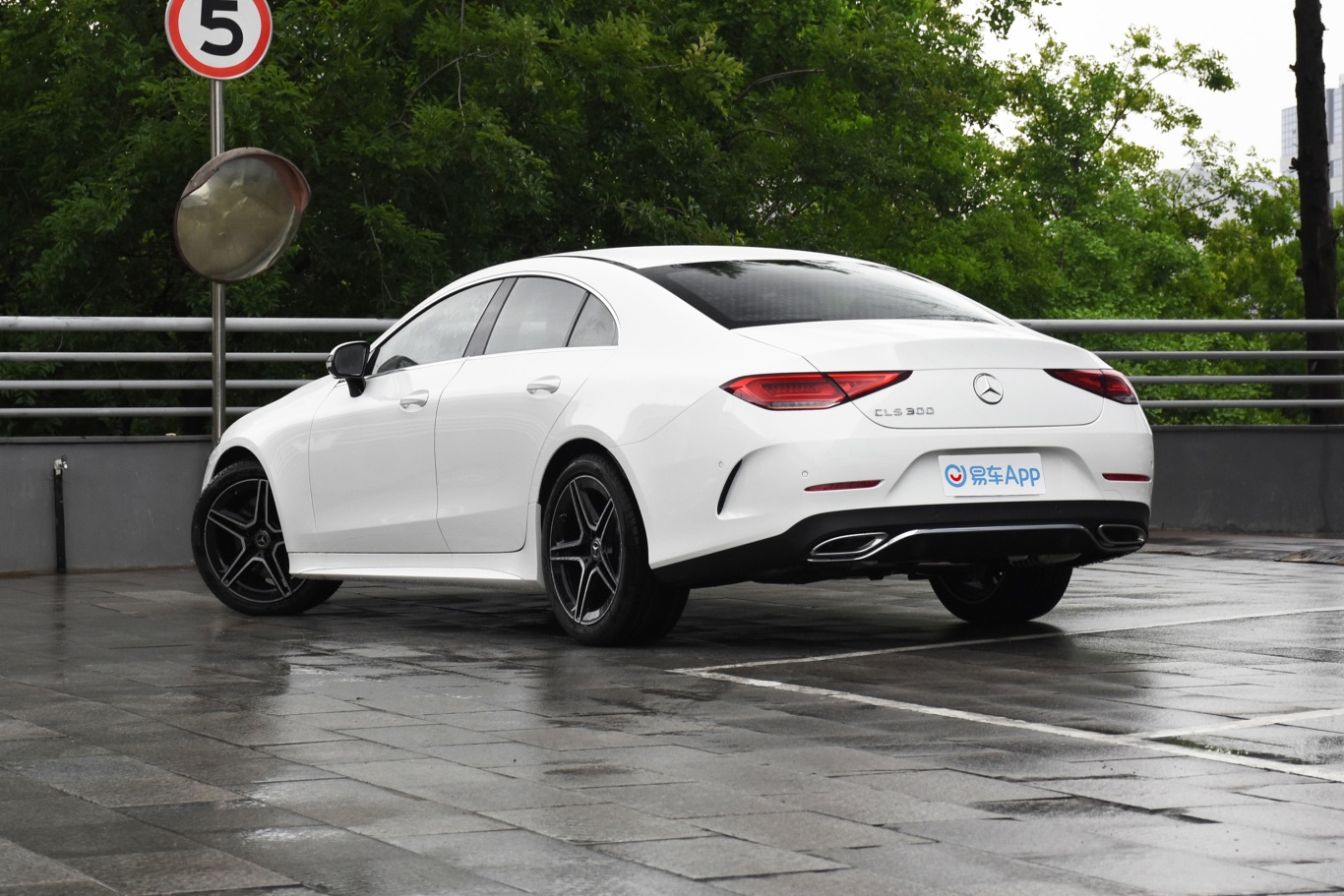 【奔驰CLS改款 CLS 300 动感型侧后45度车头向左水平图片-汽车图片大全】-易车