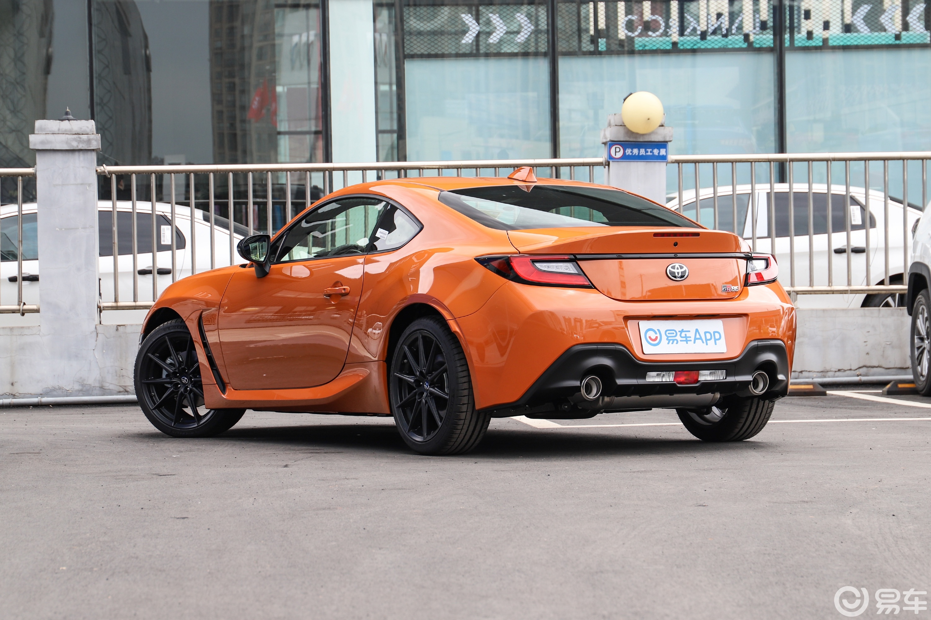 【丰田86GR 86 2.4L 十周年纪念版侧后45度车头向左水平图片-汽车图片大全】-易车