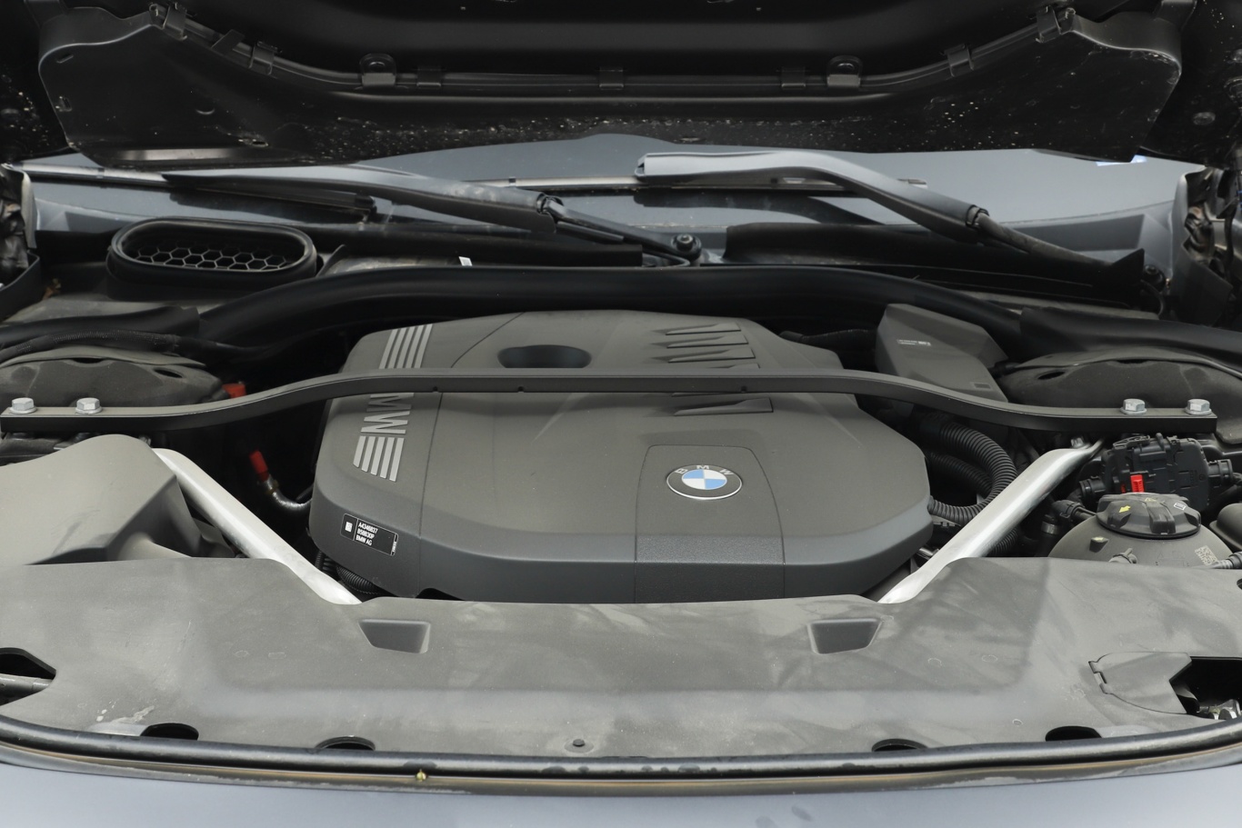 【宝马7系740Li 尊享型 M运动套装发动机/电机特写图片-汽车图片大全】-易车
