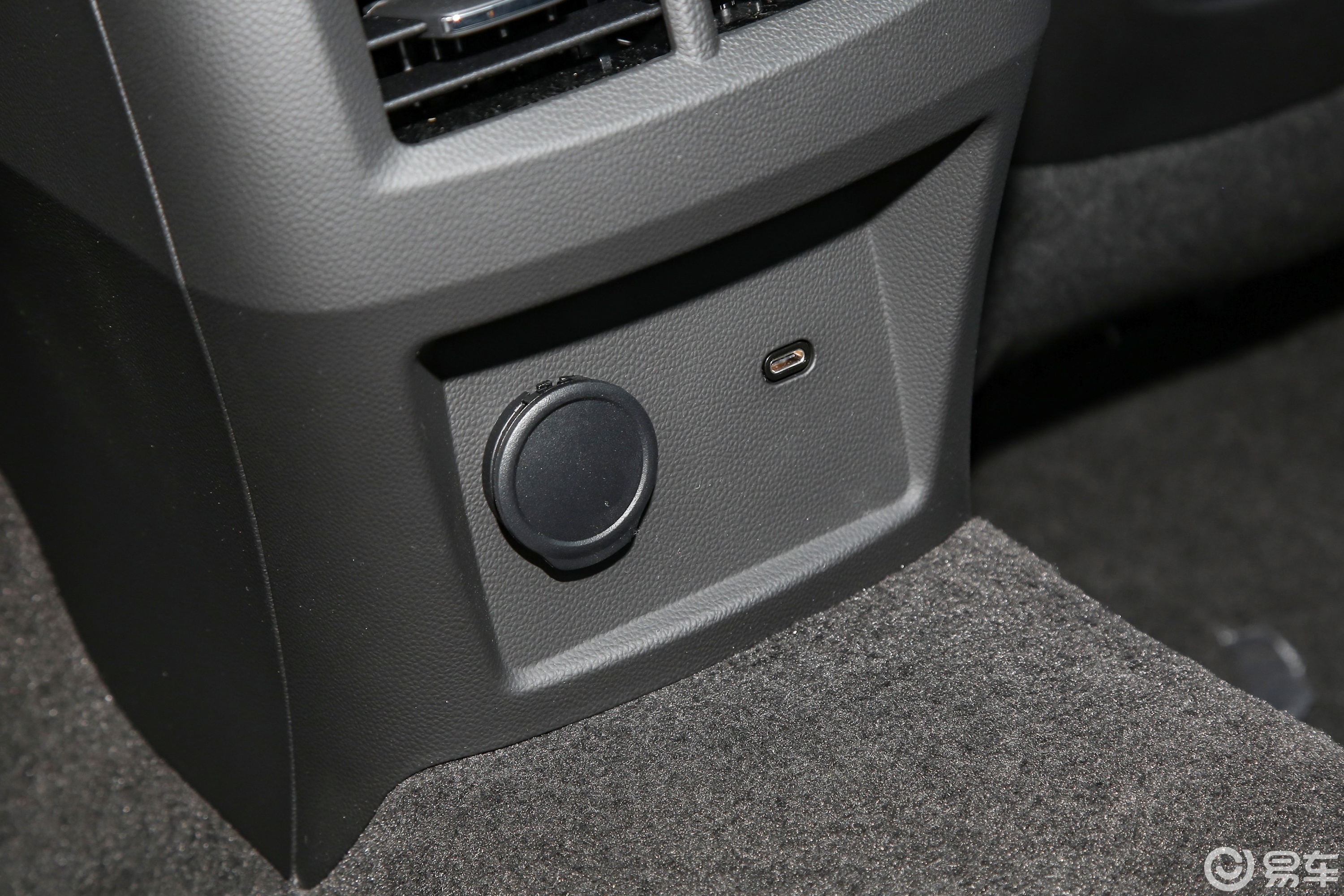 【凯迪拉克CT528T 豪华型(标准版)后排充电口图片-汽车图片大全】-易车