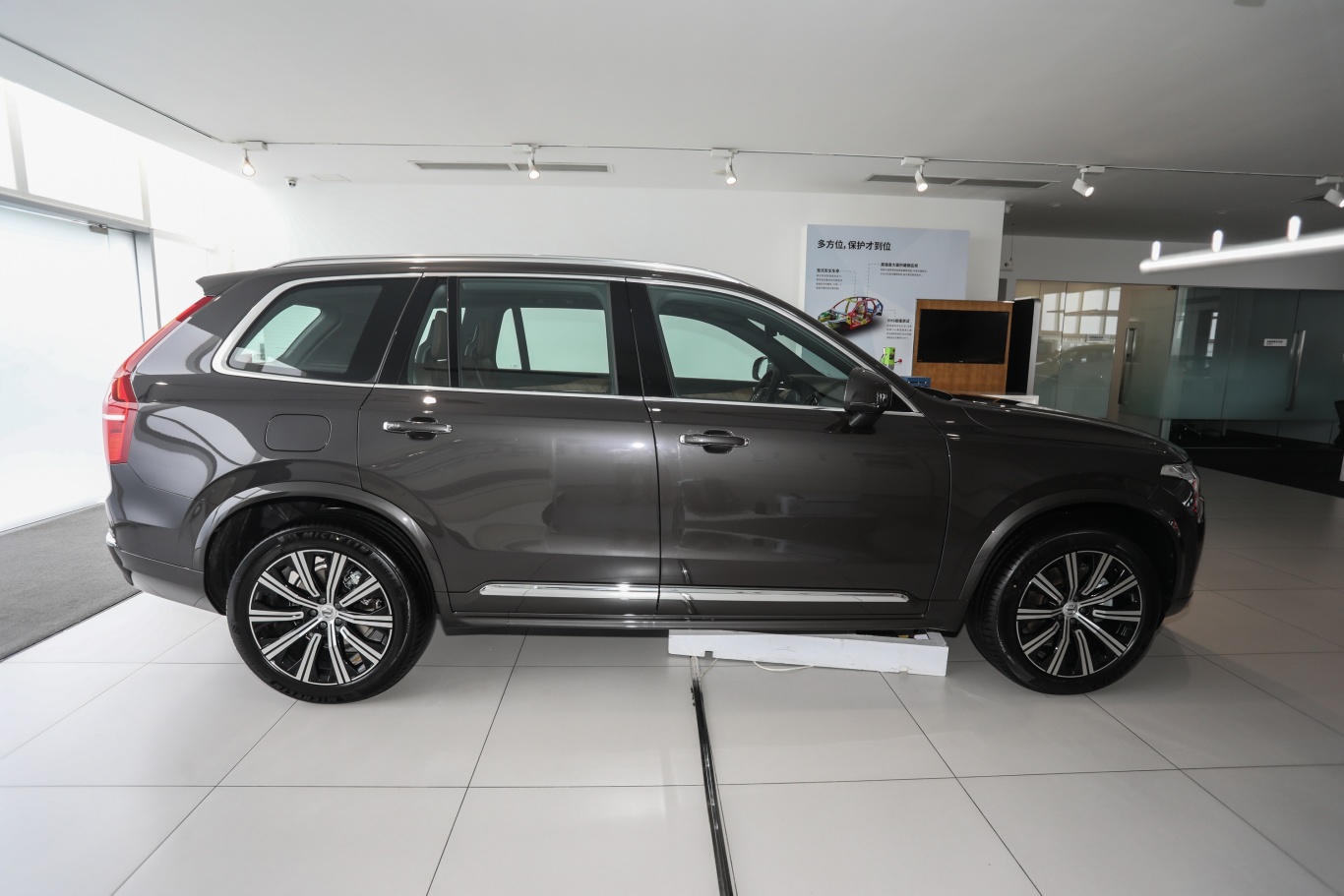 【沃尔沃XC90B5 智行豪华版 5座正侧车头向右水平图片-汽车图片大全】-易车