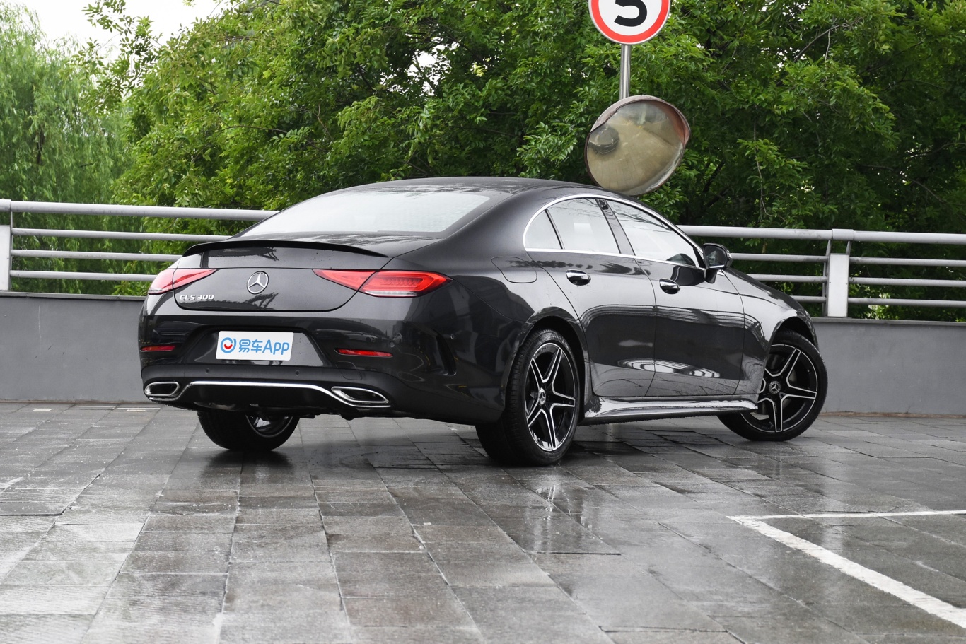 【奔驰CLS改款 CLS 300 豪华型侧后45度车头向右水平图片-汽车图片大全】-易车