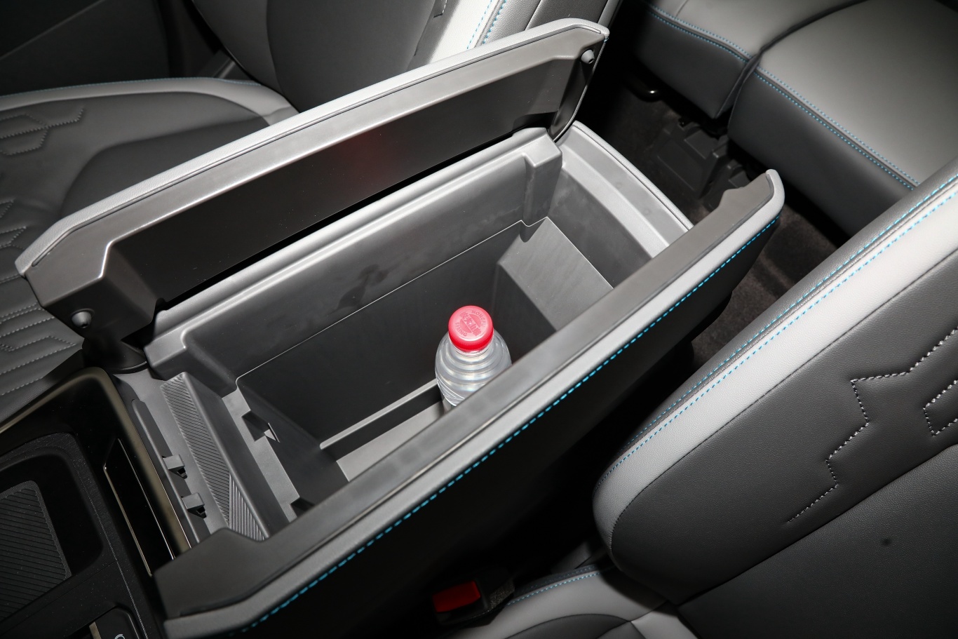 【锐界锐界L E混动 2.0T 两驱豪华型 7座前排扶手箱储物格图片-汽车图片大全】-易车