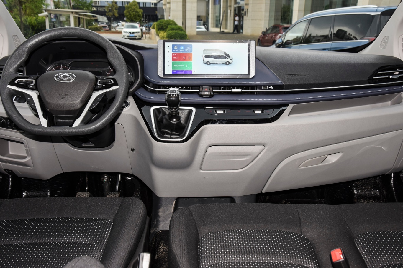 【新途V702.0T 手动长轴低顶精英版93kW 6/7座中控台整体图片-汽车图片大全】-易车