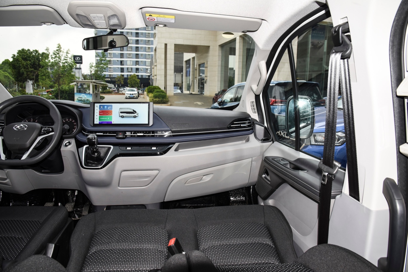 【新途V702.0T 手动长轴低顶精英版93kW 6/7座副驾驶位区域图片-汽车图片大全】-易车