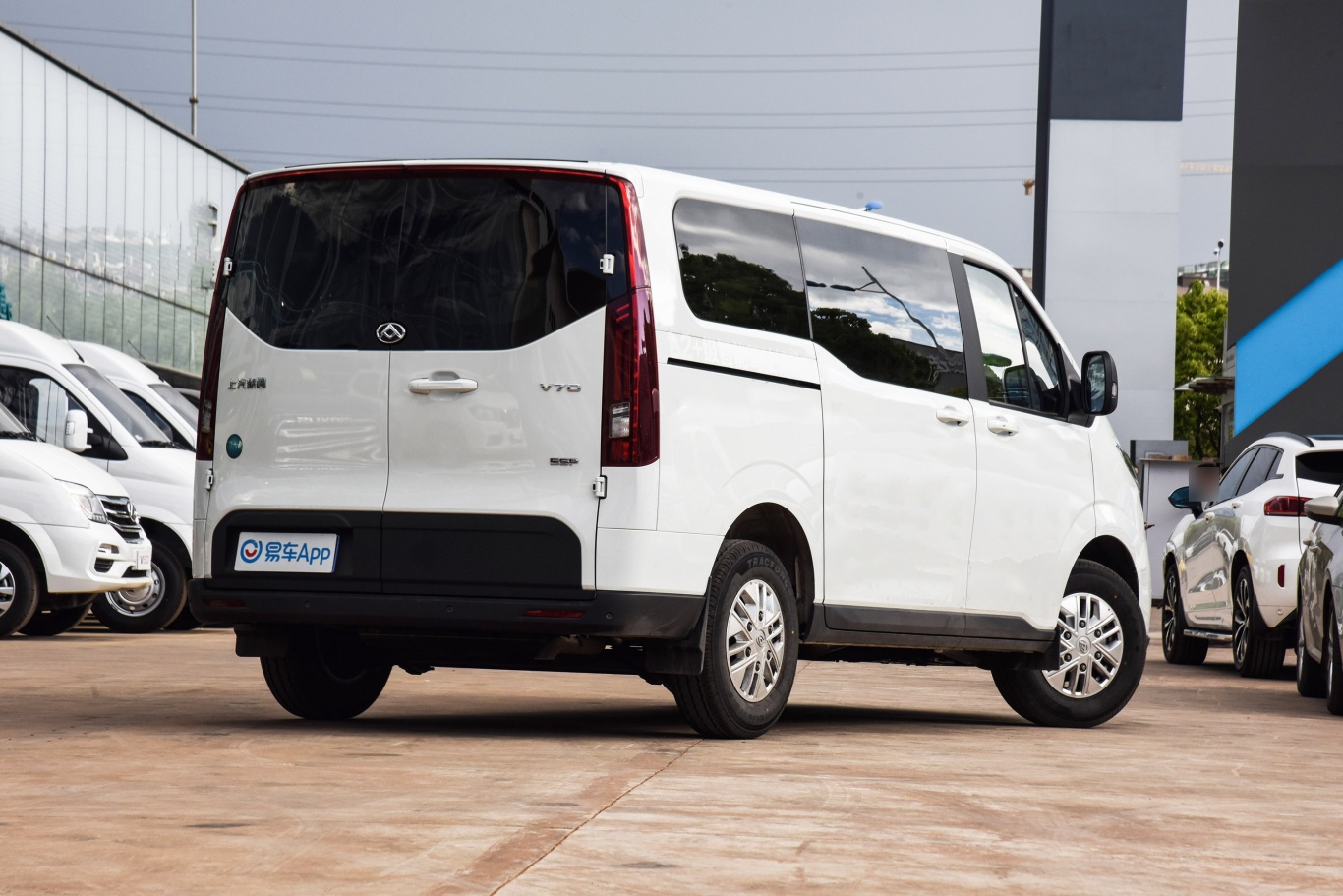 【新途V702.0T 手动长轴低顶精英版93kW 6/7座侧后45度车头向右水平图片-汽车图片大全】-易车