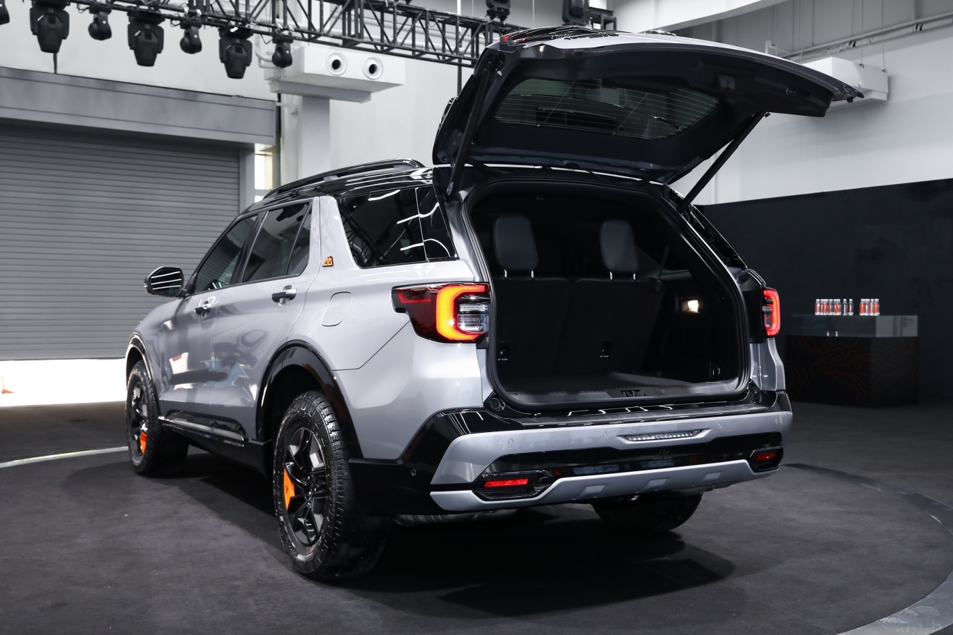 【探险者EcoBoost 285 四驱昆仑巅峰版 6座空间图片-汽车图片大全】-易车