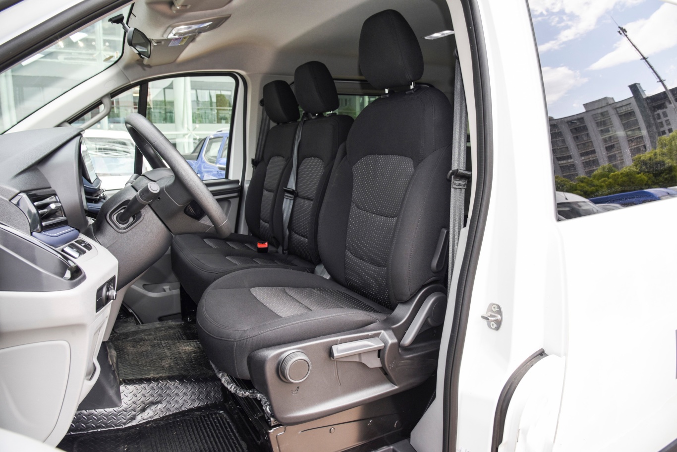 【新途V702.0T 手动长轴低顶精英版93kW 6/7座驾驶员座椅图片-汽车图片大全】-易车