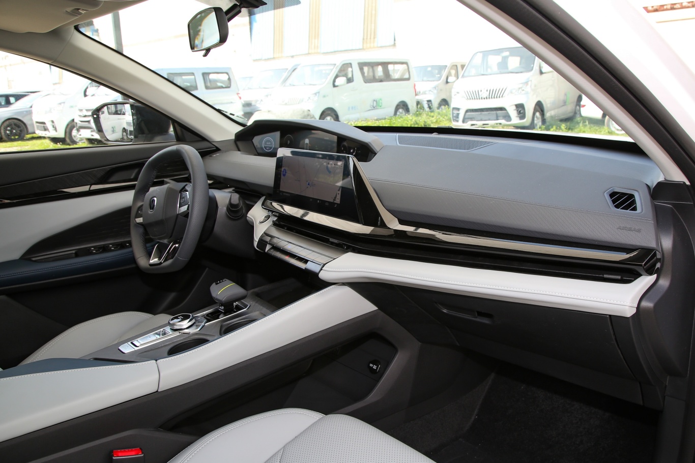 【长安UNI-V 智电iDD1.5T 113km 智趣型(飞快版)内饰全景副驾方向图片-汽车图片大全】-易车