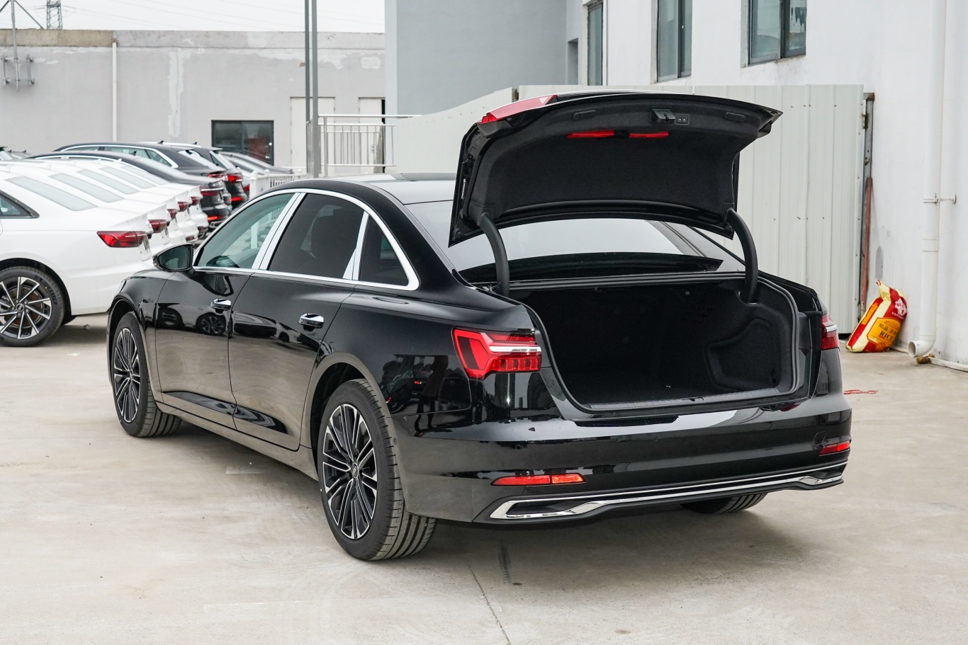 【奥迪A6L改款 45 TFSI quattro 尊享致雅型后备厢开启45度侧拍图片-汽车图片大全】-易车