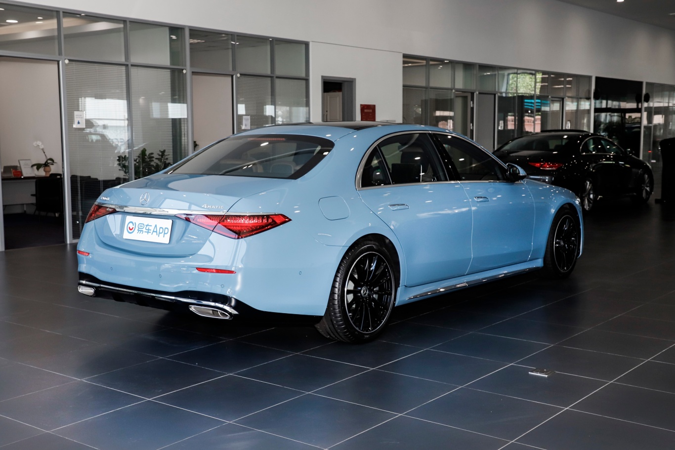 【奔驰S级S 500 L 4MATIC 匠心高定版侧后45度车头向右水平图片-汽车图片大全】-易车