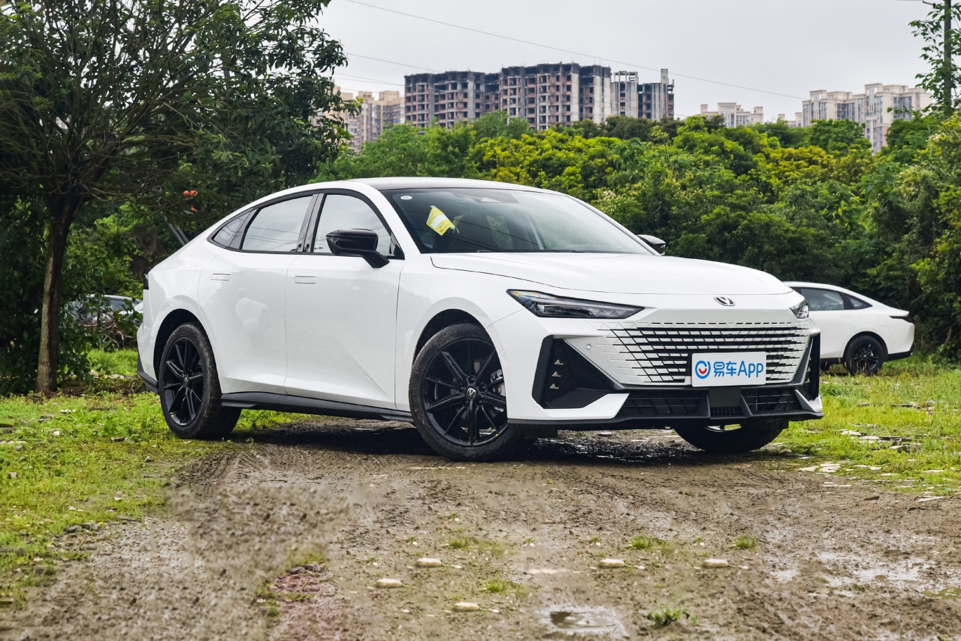 【长安UNI-V1.5T 尊贵型侧前45度车头向右水平图片-汽车图片大全】-易车