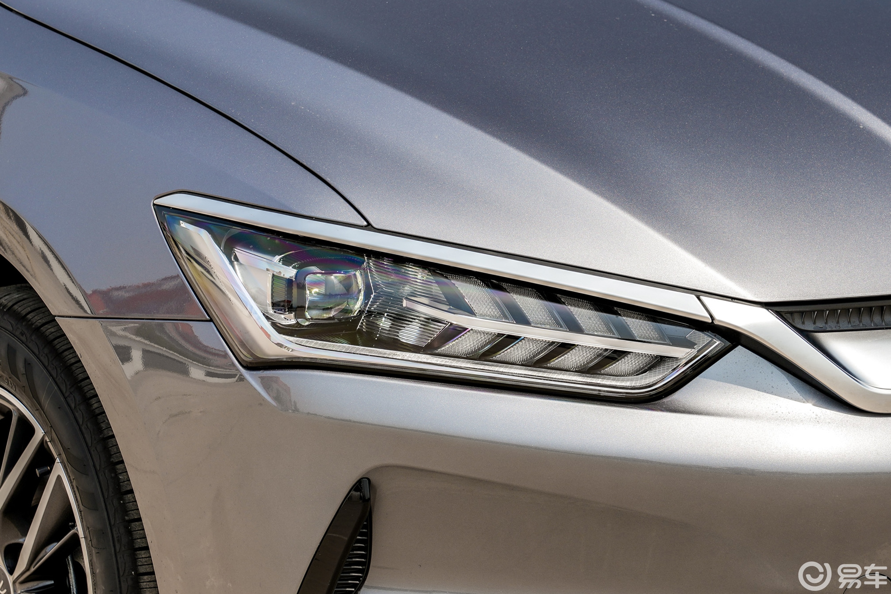 【秦PLUS新能源EV 冠军版 510km 领先型大灯侧45度俯拍图片-汽车图片大全】-易车