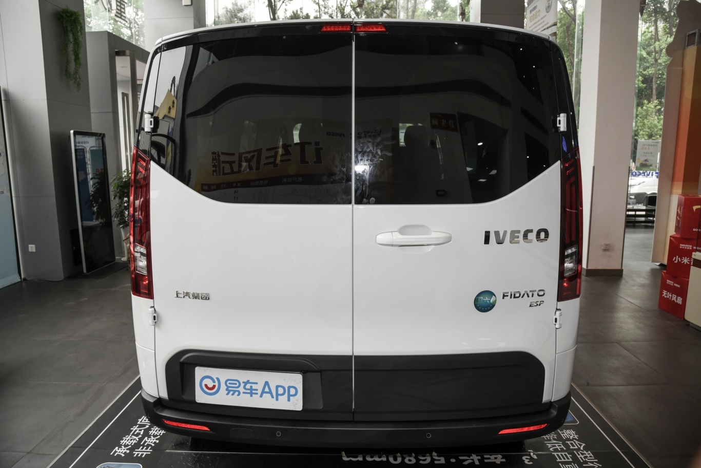【依维柯聚星2.0T 手动短轴低顶单胎客货车 93kW 5-9座正后水平图片-汽车图片大全】-易车
