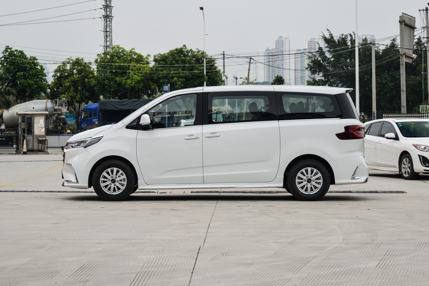 【大通G20改款 ES 2.0T 手动超值版 9座 柴油正侧车头向左水平图片-汽车图片大全】-易车