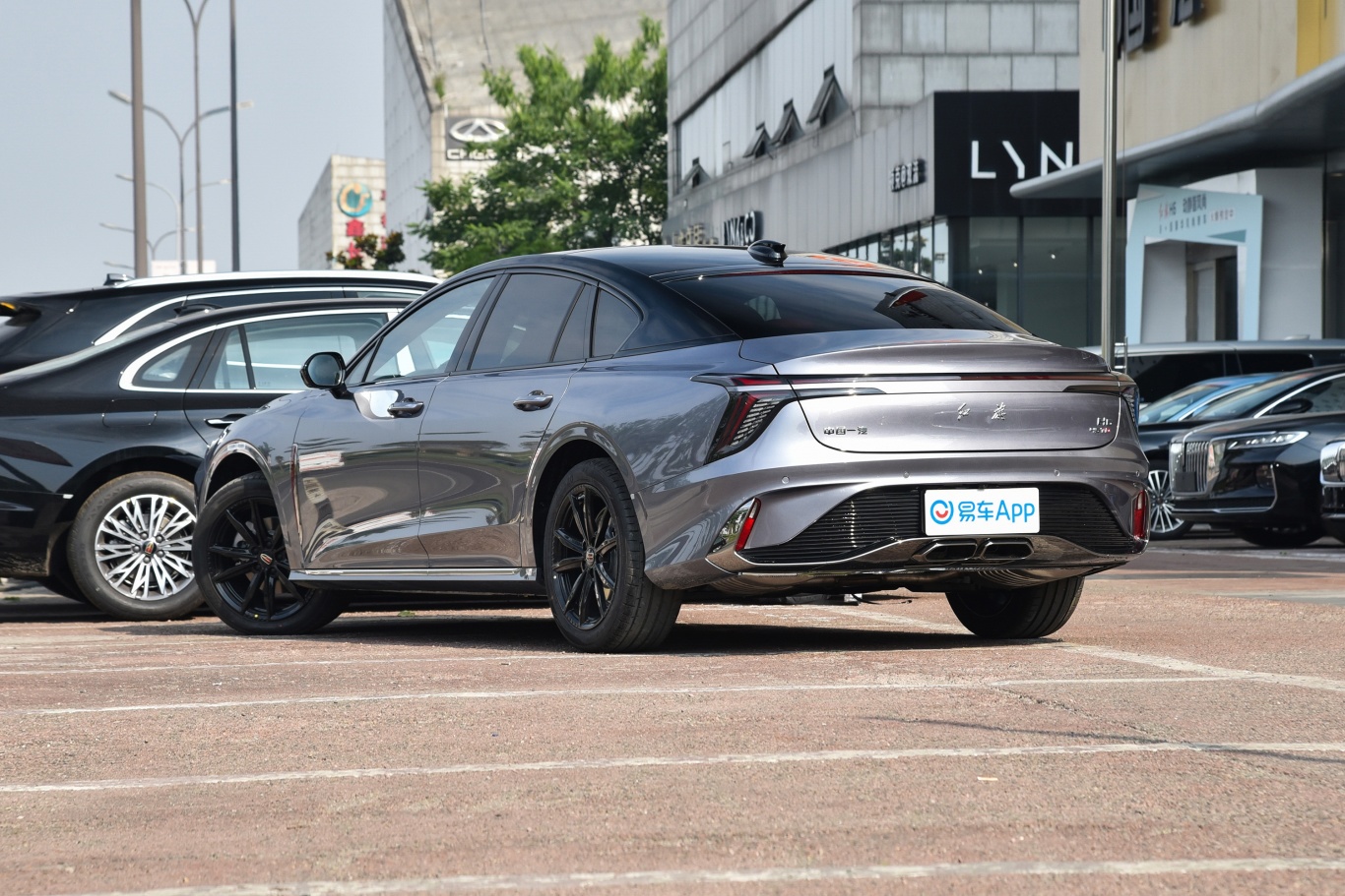 【红旗H62.0T 致臻版侧后45度车头向左水平图片-汽车图片大全】-易车