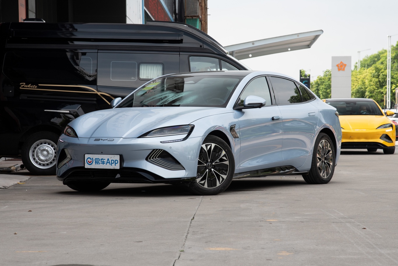 【海豹EV 冠军版 700km 后驱尊贵版侧前45度车头向左水平图片-汽车图片大全】-易车